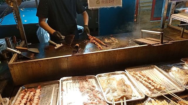 Бэйху набережная вечер, жарят осьминога , Китай, Манчжурия 2025