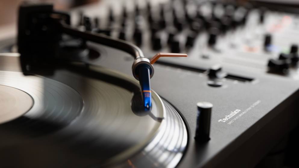 Окунитесь в спокойные, но в то же время мощные джунгли звука вместе с мелодичным стражем .