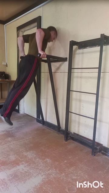 Тренировки и упражнения со своим весом. Отжимания на брусьях.