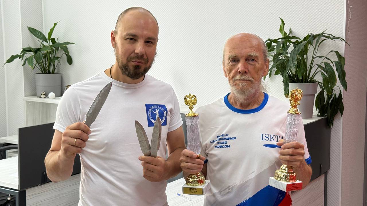 В ножевом спорте в 70 лет становятся чемпионами мира. А в 2,5 года попадают в Книгу рекордов.