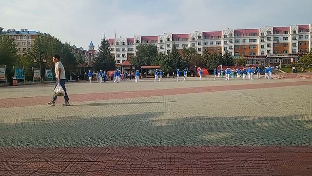 Танцы на площади возле школы утром, Китай, Манчжурия 2024