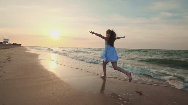 🌅 РОСКОШНОЕ ОКЕАНСКОЕ ПОБЕРЕЖЬЕ | ВИДЕООБЗОР С ПАЛЬМАМИ И БЕГУЩЕЙ ДЕВУШКОЙ