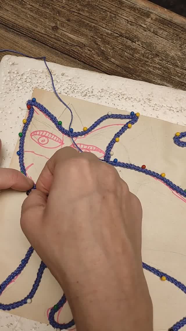 Раскладка шнура гусеницы в виде кота Фриформ крючком