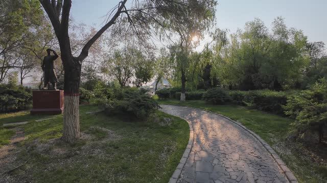 Бэйху парк летом в 6 утра памятники, Китай, Манчжурия 2025