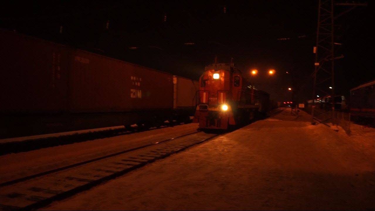 Тепловоз ТЭМ18ДМ-612 с полувагоном.