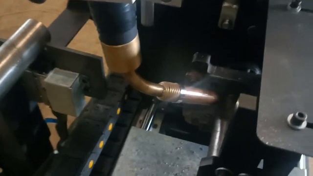 Установка для автоматической  сварки стойки строительных лесов. Запуск оборудования