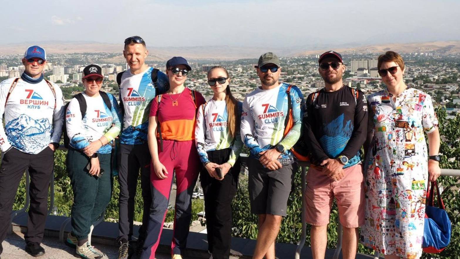 Новая группа Клуба 8000, прибывшая в солнечный город Ош, гуляет по склонам горы Сулейманки
