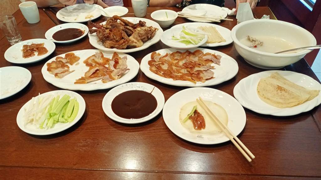 Пекинская утка - в ресторане нарезают, Китай, Манчжурия 2025