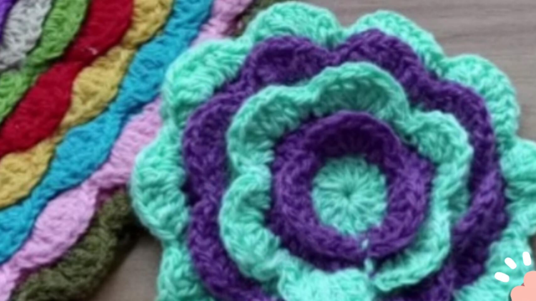 Двойной мягкий, интересный коврик крючком.