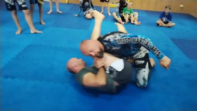 Защита от рычага локтя из гарда с переходом в сайд-маунт