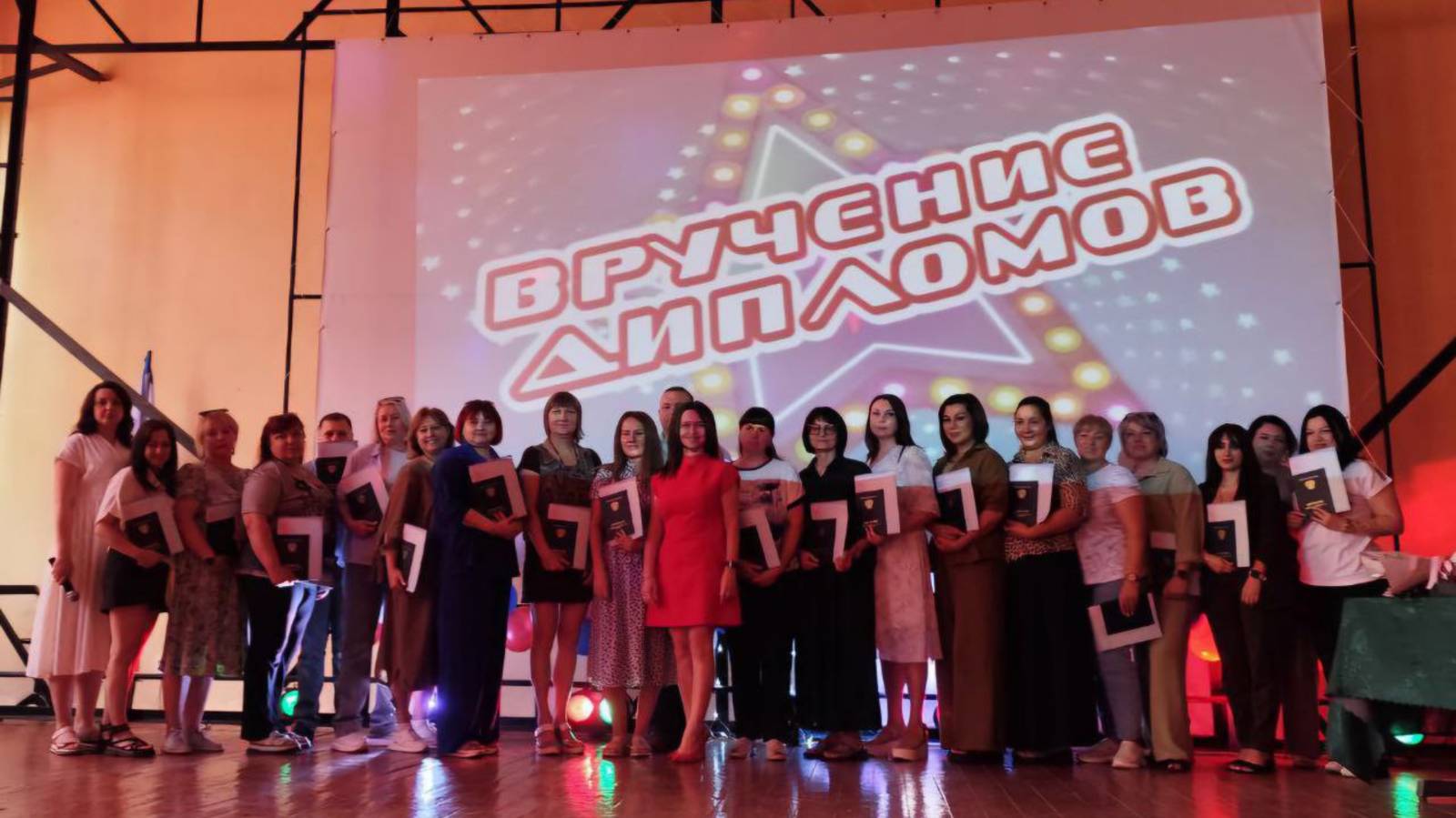 В Днепрорудненском индустриальном техникуме состоялось вручение дипломов выпускникам 2025 года