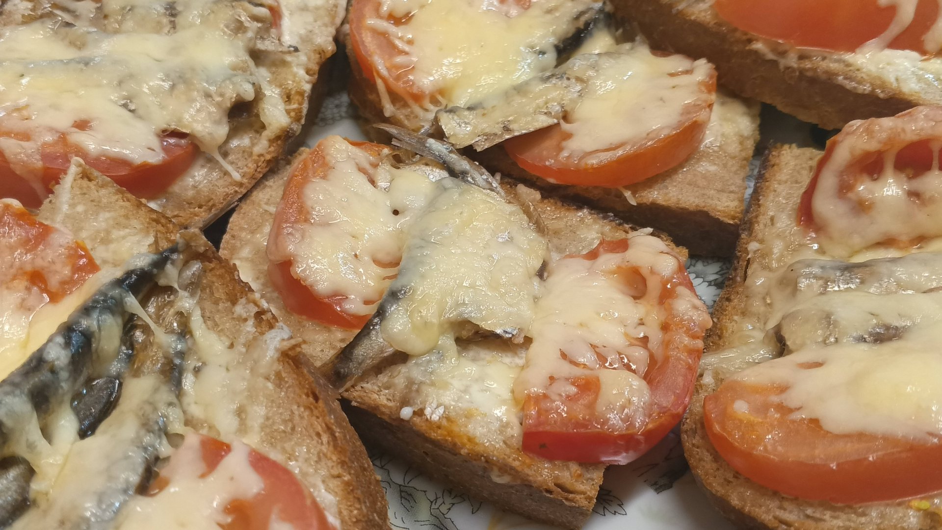 Смачные бутерброды из шпрот, помидор и сыра за 5минут. Перекус без проблем в аэрогриле.