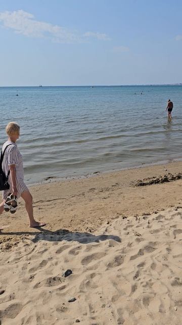 Анапа сегодня в воскресенье 13 июля 2025 г. Вид на море и на пляж на Центральном песчаном пляже.