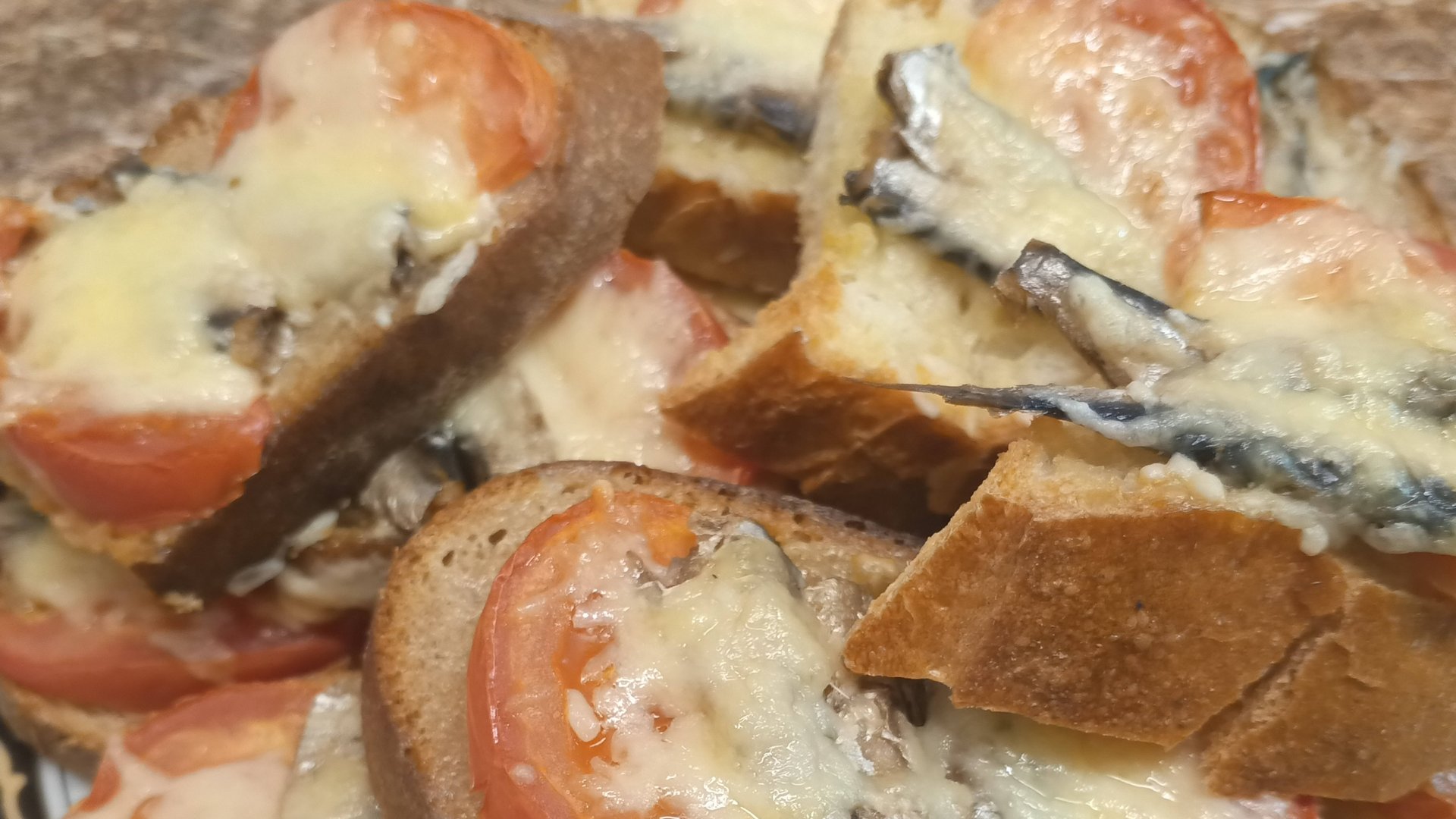 Хрустящие бутерброды со шпротами, помидорами и сыром за 5 минут. Отличный рецепт на завтрак!