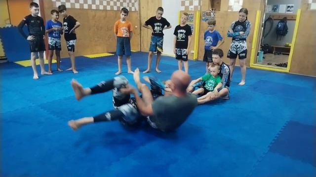 Рычаг локтя из гарда + защита снимая ногу с головы