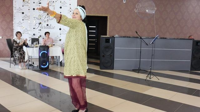 Индийский танец на юбилее исполняет Осипова Т.