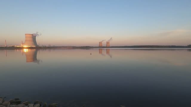 ДОЧКА ПОМОГЛА ВЫТАЩИТЬ СОМА НА АТОМНОМ ОЗЕРЕ