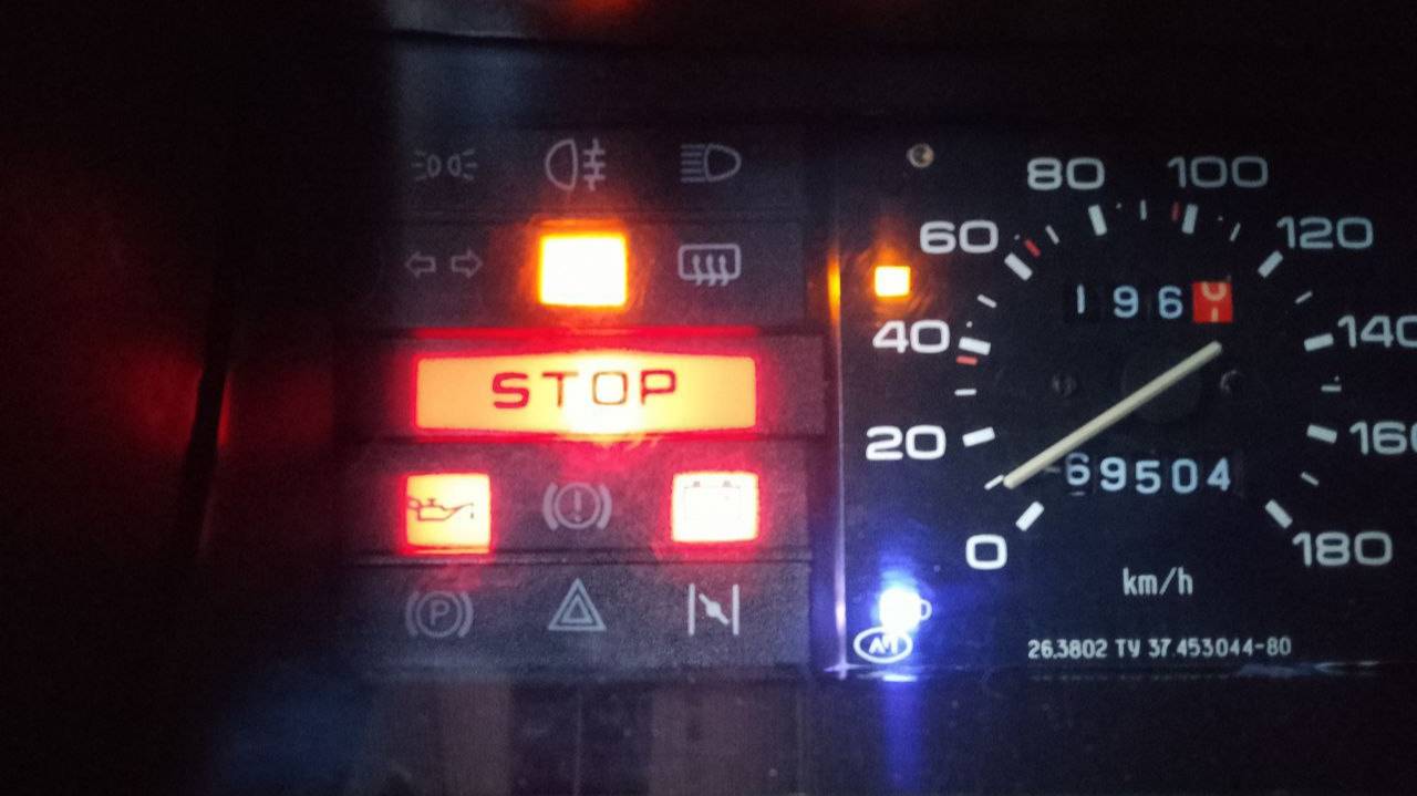 Добавляем светодиод без колхоза - в приборную панель.