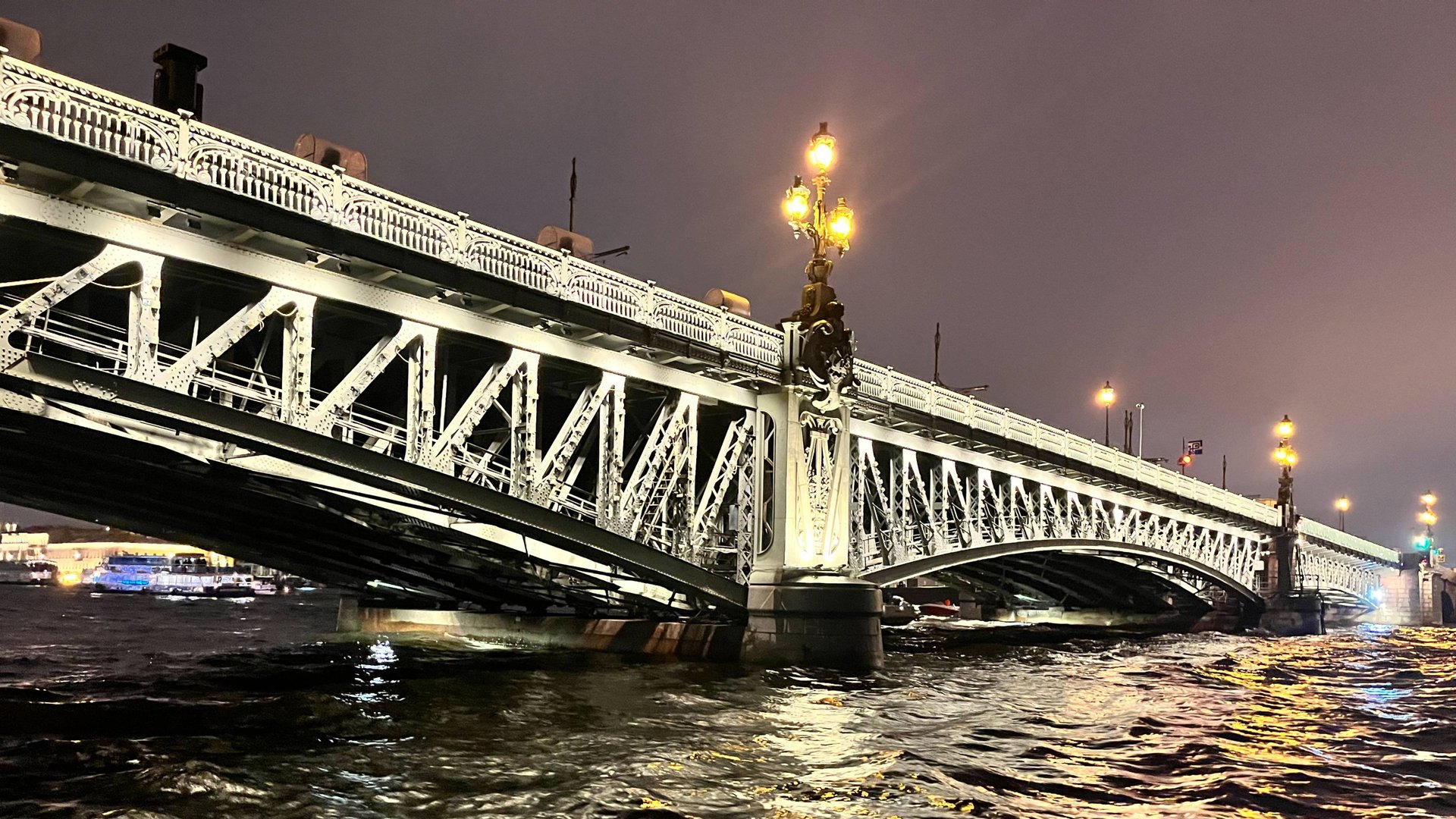 Развод Троицкого моста в Санкт-Петербурге. Прогулка на теплоходе в белую ночь, но пасмурную 圣彼得堡桥梁开通