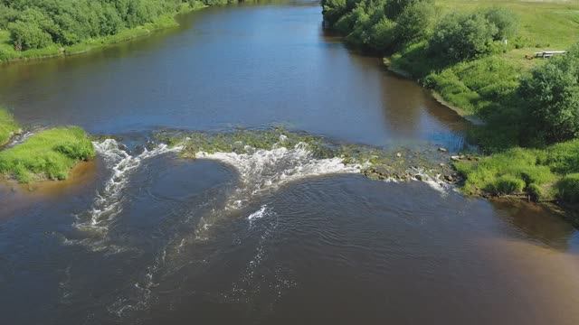 Перекат ниже моста по автодороге на п.Октябрьский, Устьянский район.