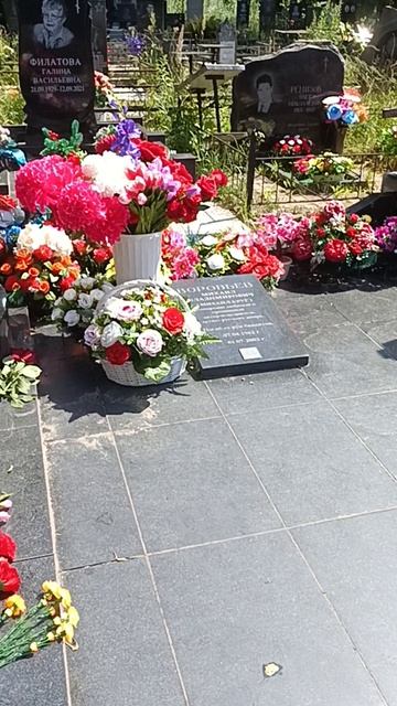 Могила Михаила Круга. Всегда живые цветы.