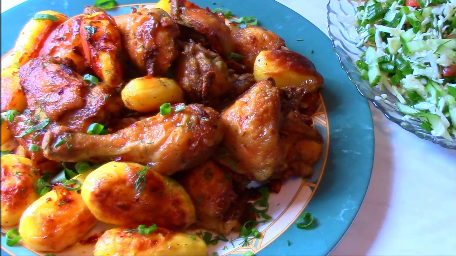 Запеченные куриные окорочка с картошкой.