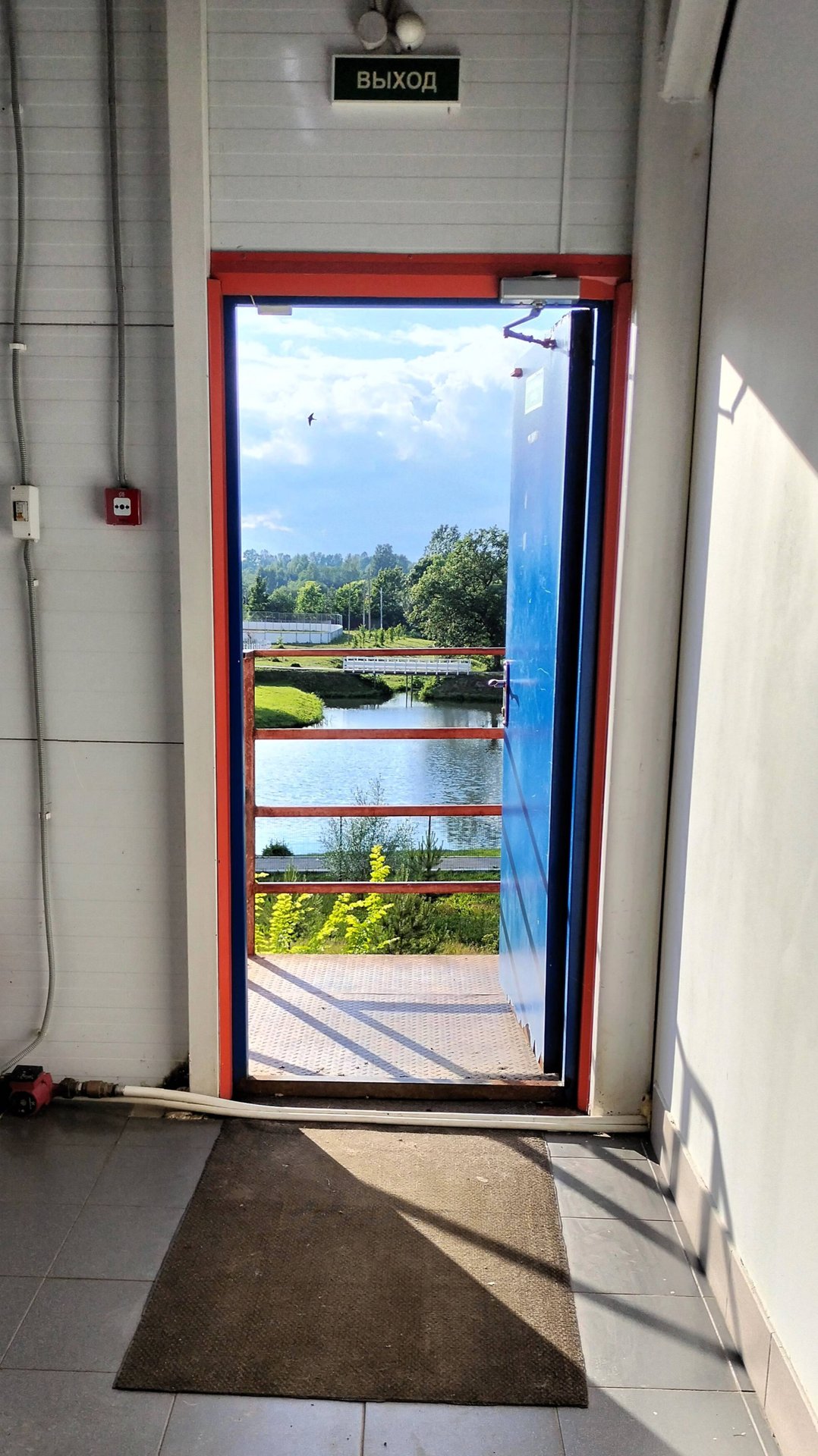 Монтаж камеры в торговом центре #камеры #системыбезопасности #монтаж #видеонаблюдение