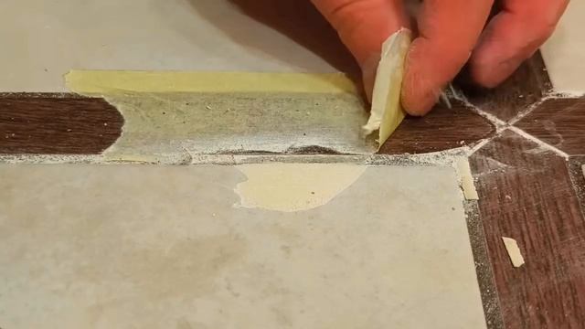 Ремонт скола на плитке в ванной. Как замаскировать дырку в керамике своими руками