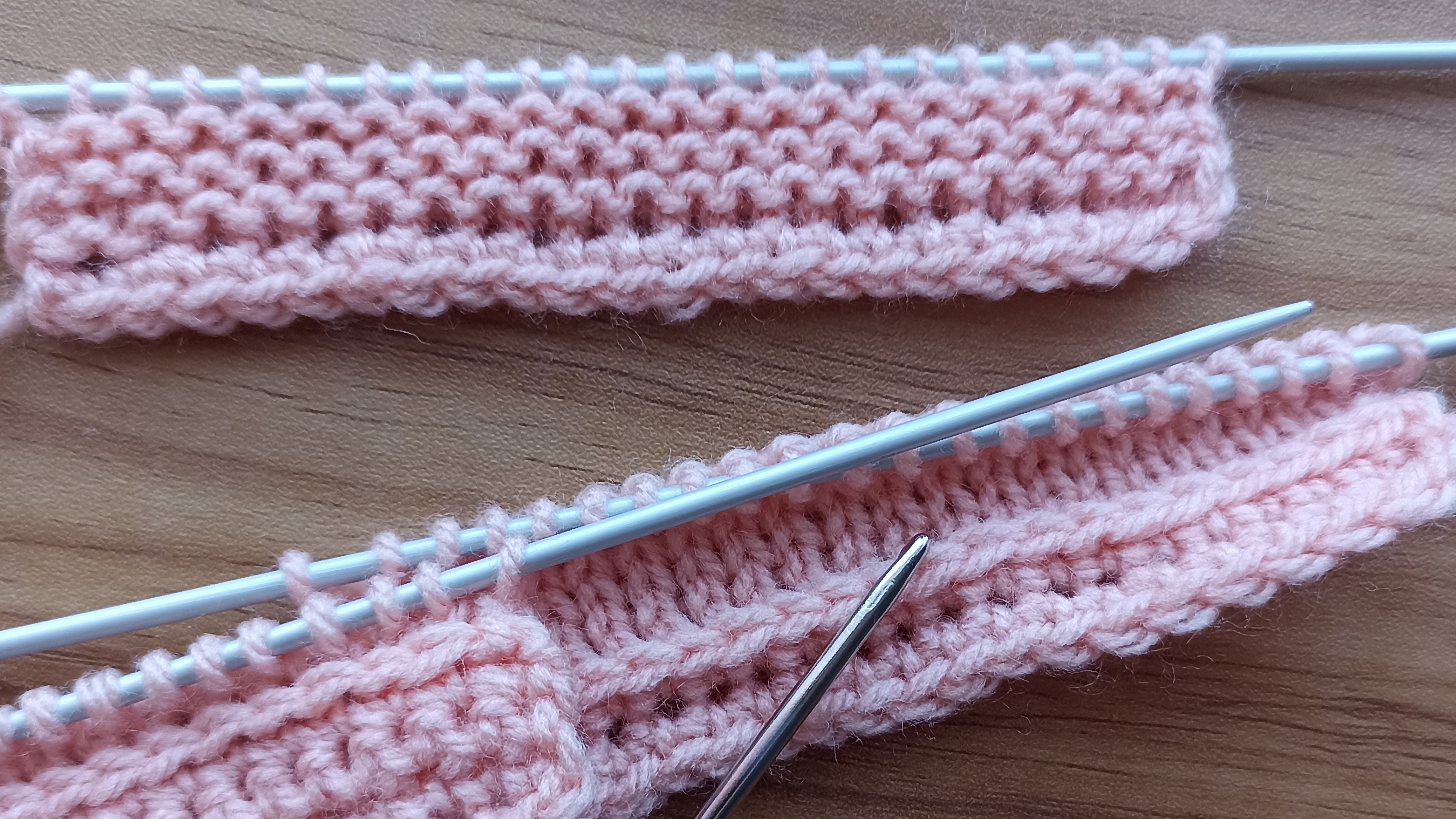 Набираем петли крючком а вяжем спицами.