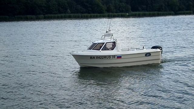 КАТЕР В КАЛИНИНГРАДСКОМ ЗАЛИВЕ