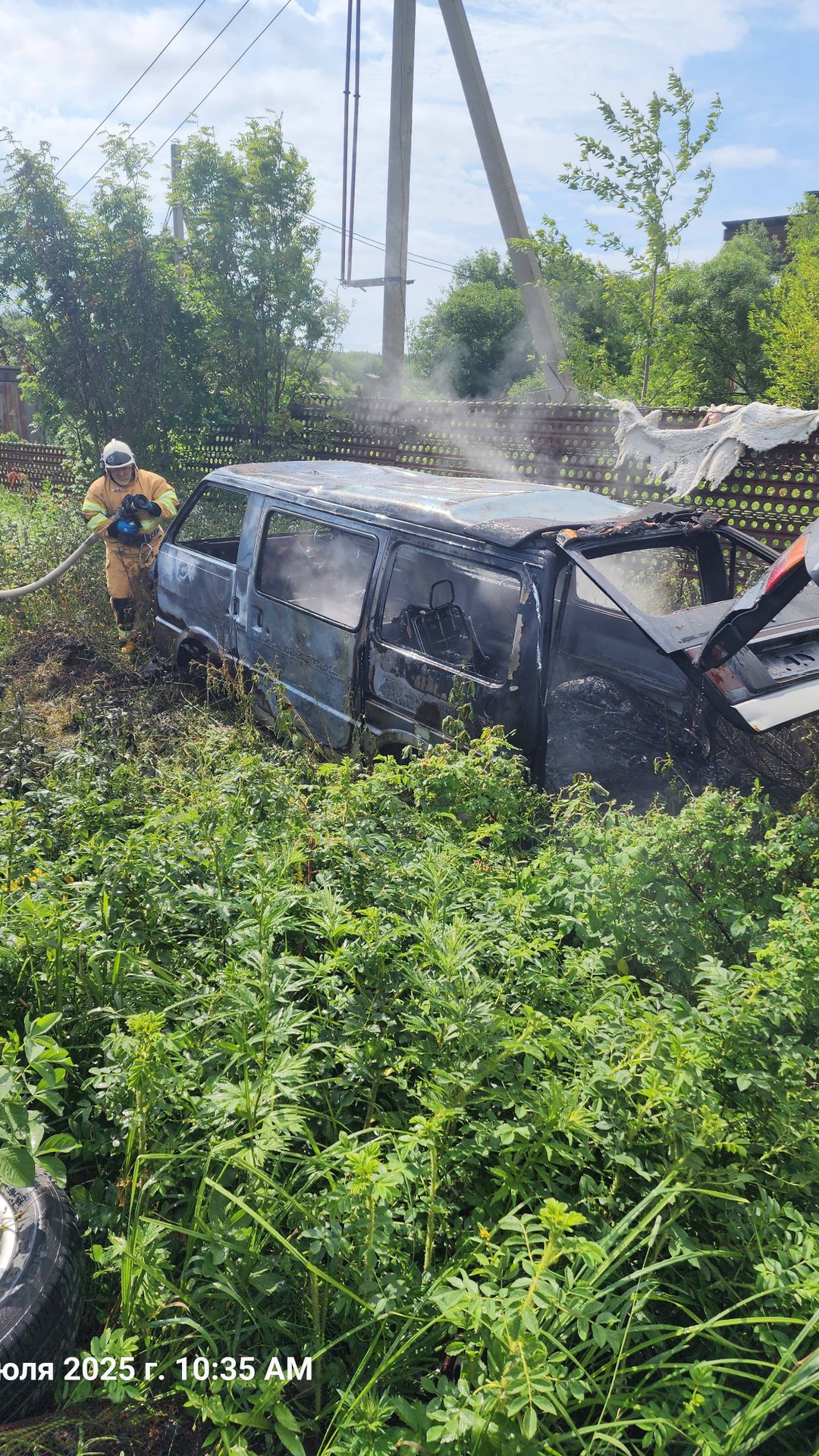 Три автомобиля загорелись на территории базы в Долинском районе