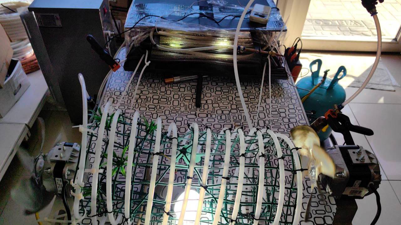 Прозрачный холодильник работает и готов к экспериментам!