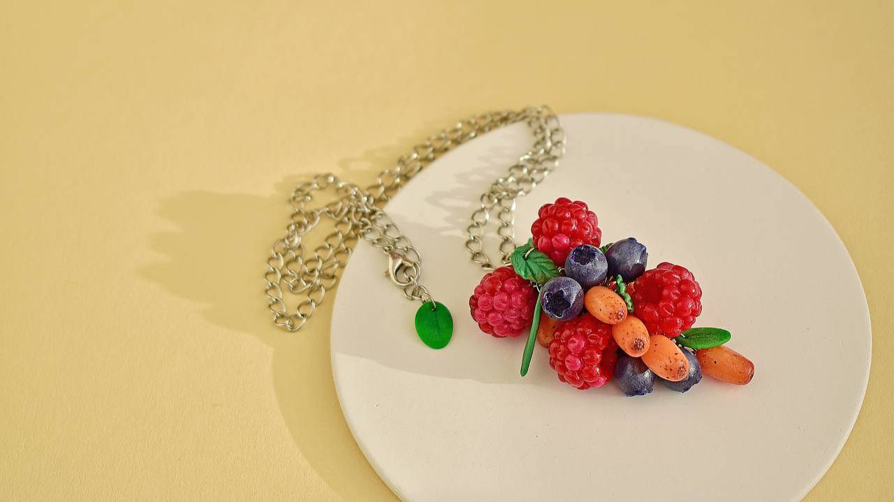 Сборка пушистого кулона из ягод