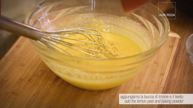 Яблочный пирог в печи для пиццы на дровах