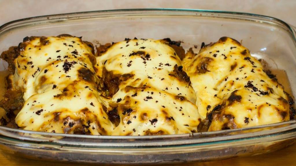 Карп запеченный под луково-сметанной шубой