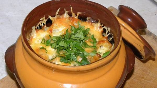 Белые грибы с куриной грудкой и картофелем в горшочках! Ммммм....