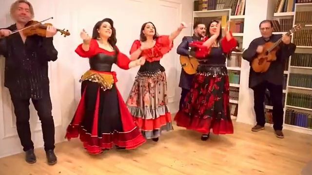 Латвийские цыгане "Амэ Рома" - Ай, пошунэнти, ромалэ (Ай, послушайте, цыгане)