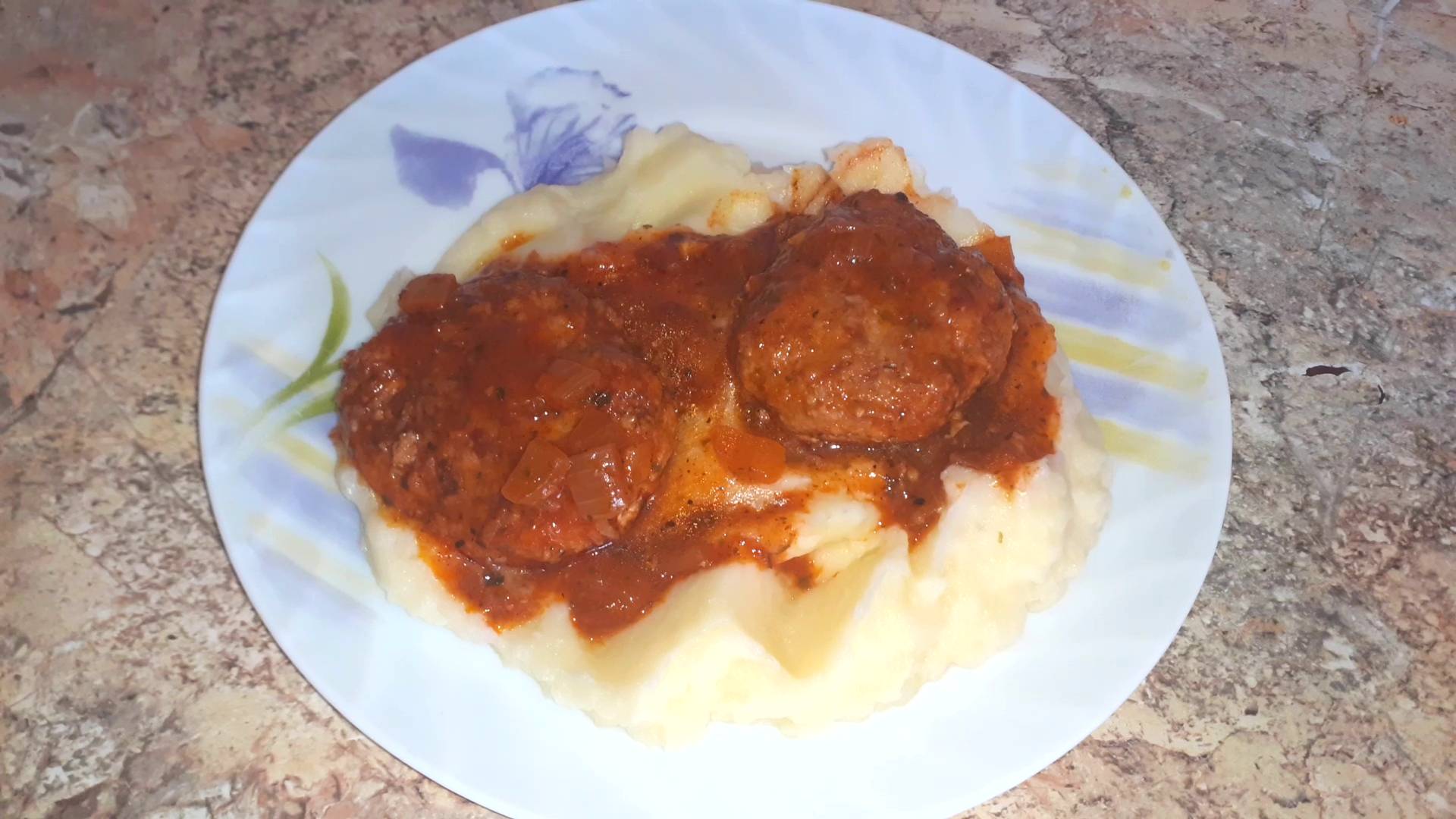 Сочные котлеты тушенные в томатном соусе с луком и специями. Рецепт вкусного ужина