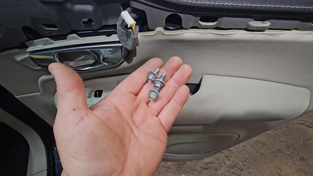 как снять обшивку двери на Вольво ХС90 2019года.mp4