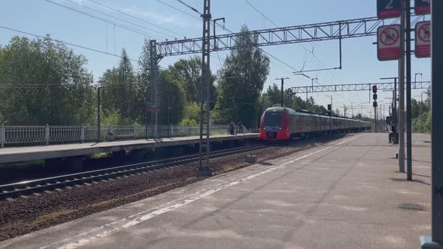 Поезда / Видео про поезда - поезд  «Ласточка» едет без остановок на полной скорости