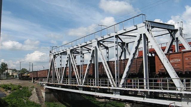 Архив. Тепловоз 2ТЭ10М-0965 с грузовым поездом по мосту через реку Красивая Меча