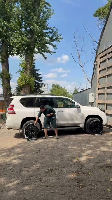 Toyota Land Cruiser Prado на примерке дисков в 20-ом диаметре