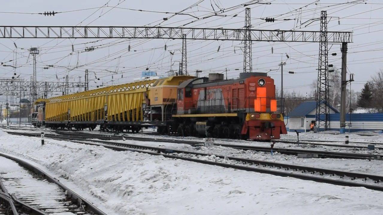Тепловоз ТЭМ2-7208 с СМ2ПК-1190 покатили на разгрузку.