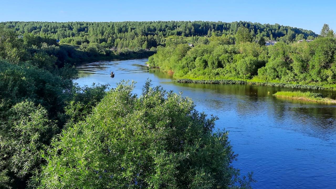 Река Ухта. Лодка. Поселок Дежнево.