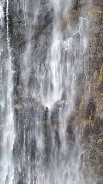 Водопад Диялума: вот почему ты должен здесь побывать! 💦 #шриланка #shorts #diyaluma