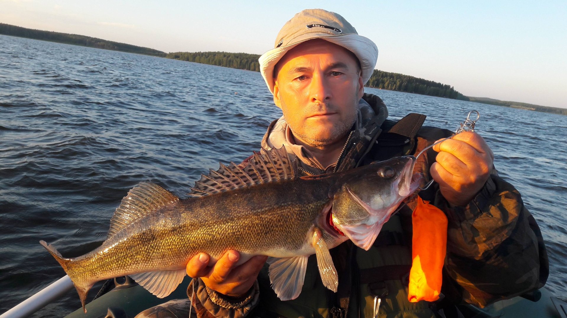 ТРОЛЛИНГ СУДАКА . ПОКАЗАЛ ТОВАРИЩУ ГДЕ ДЕРЖИТСЯ СУДАК И КАКИЕ ВОБЛЕРЫ РАБОТАЮТ.