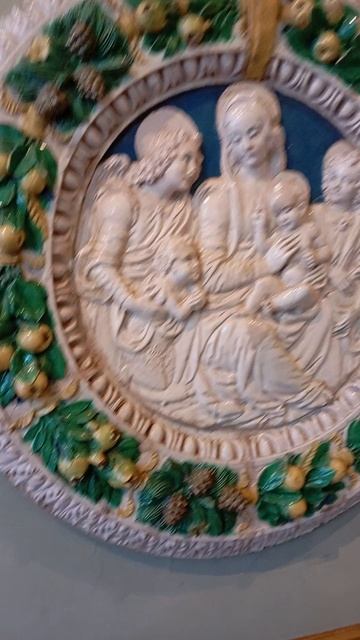 Мадонна с младенцем, Иоанном Крестителем и ангелами. Мастерская делла Робиа.