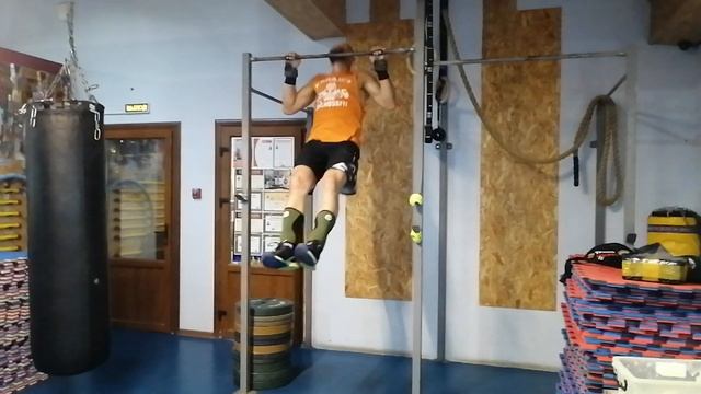 Подтягивание + носки к перекладине. Дмитрий Горбачев