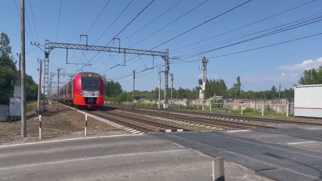 Поезда / Видео про поезда - поезд «Ласточка» летит через переезд