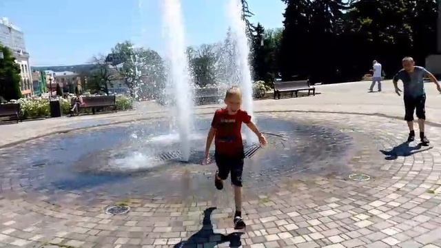 Пандори остужается в фонтане